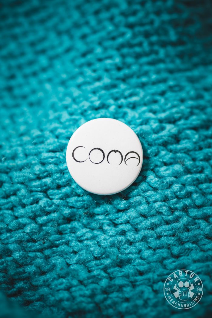 Przypinka COMA - LOGO white/black - carton.pl